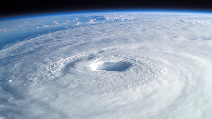Orkaner, cykloner och tyfoner - Väder och tryck - Fysik